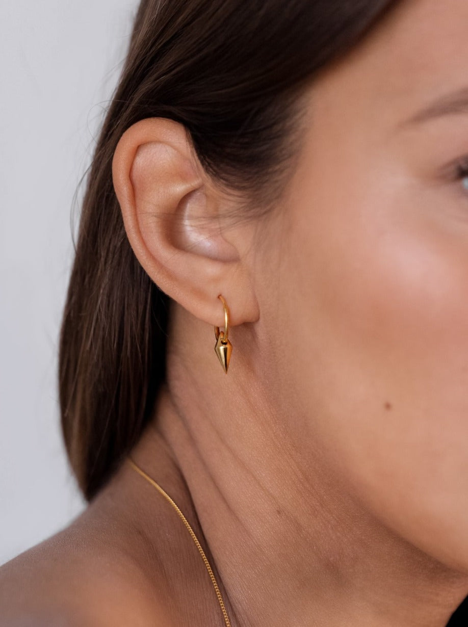 Harvey Small Spike Hoops Gold - Örhängen med nit | Syster P
