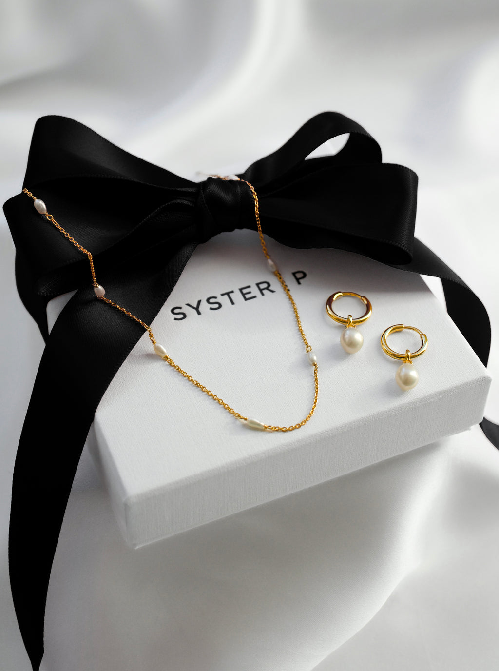 Treasure Pearl Hoops Gold – Pärlörhängen från Syster P